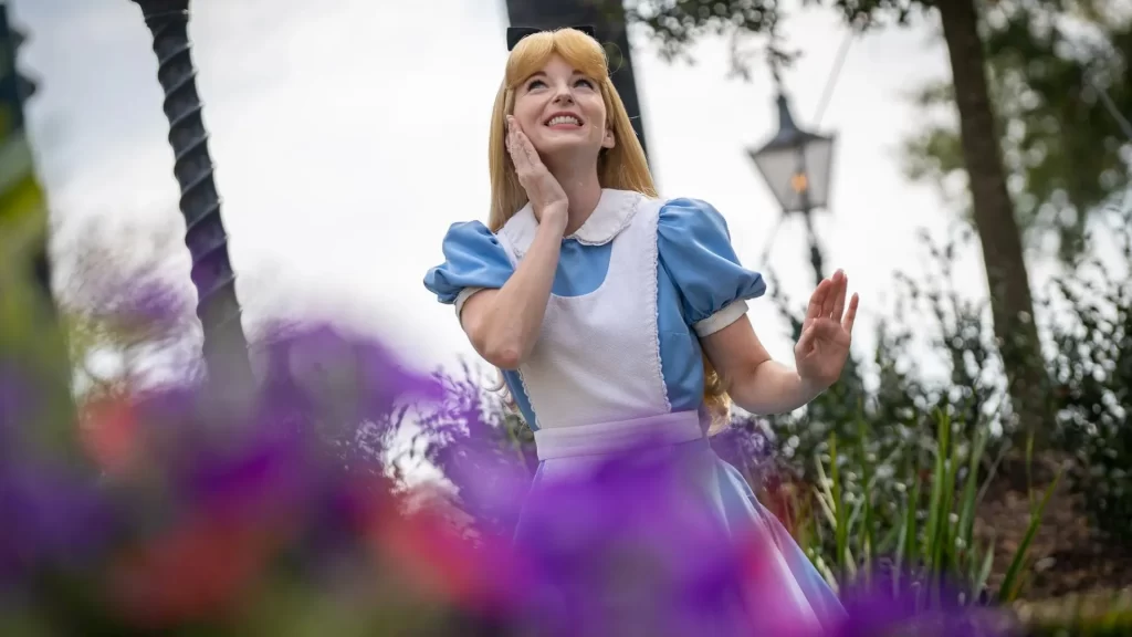 Meet Alice in Wonderland • Disneyland Paris